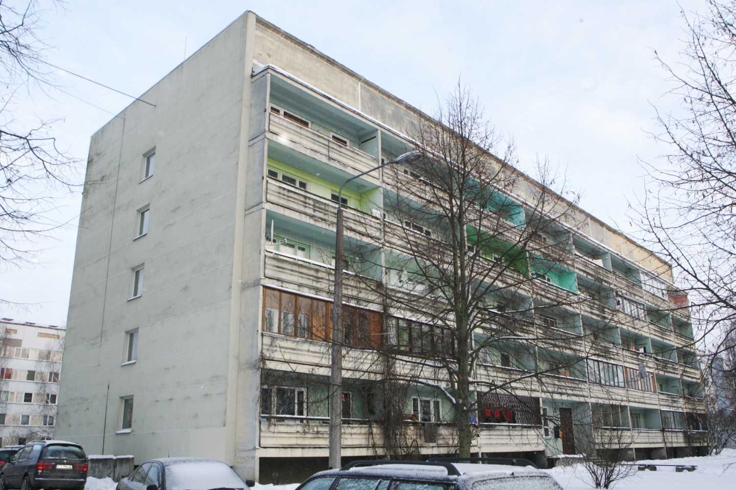 Jelgavā slepkava blakus satrūdējušam līķim skatās televizoru un dzer ...