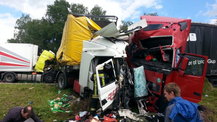 Lietuvā četru smago automašīnu avārijā cietuši Latvijas pilsoņi - nra.lv