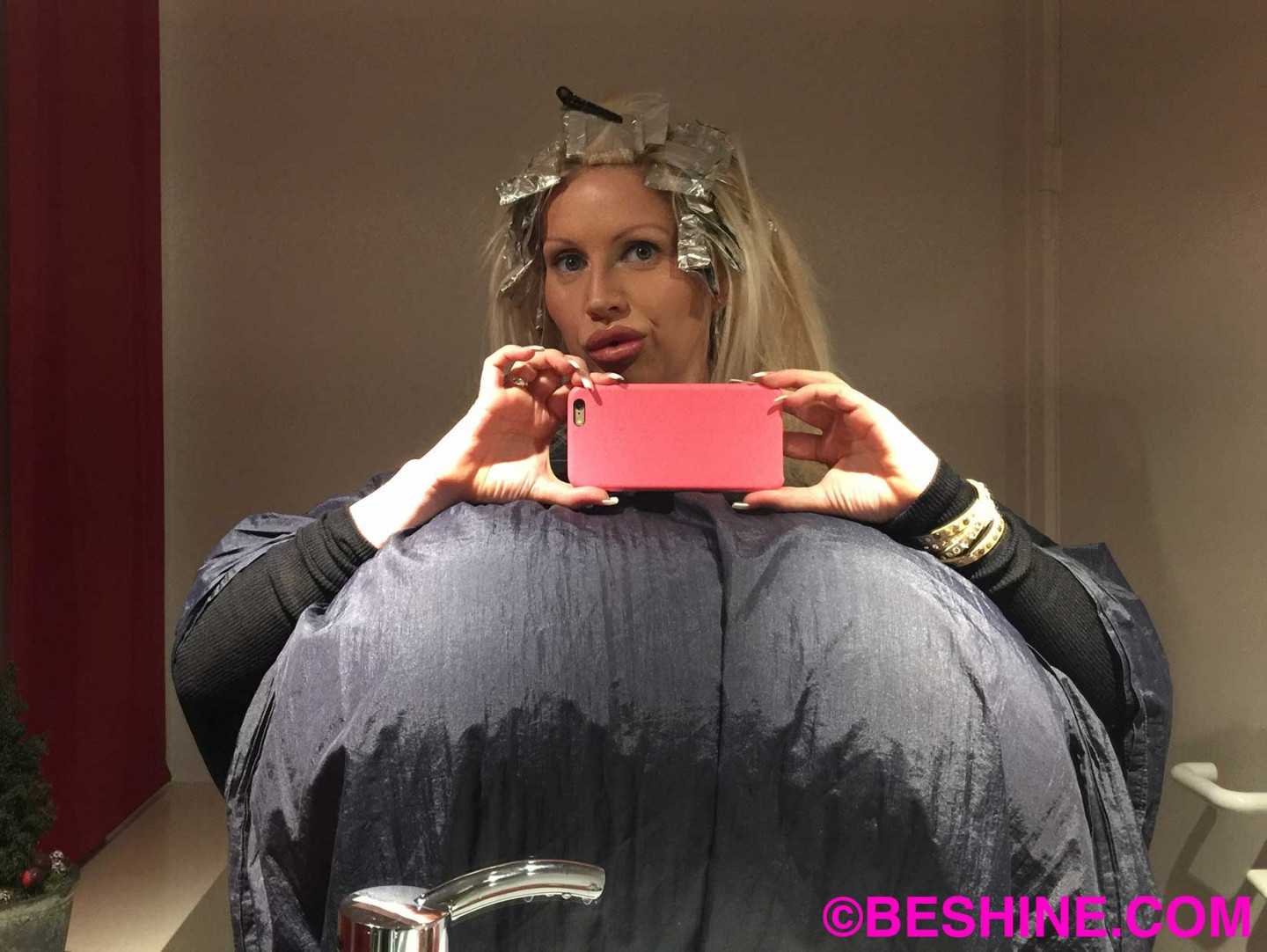 Lielāko krūšu īpašnieces "lepnums" sver kopumā 18 kilogramus - nra.lv