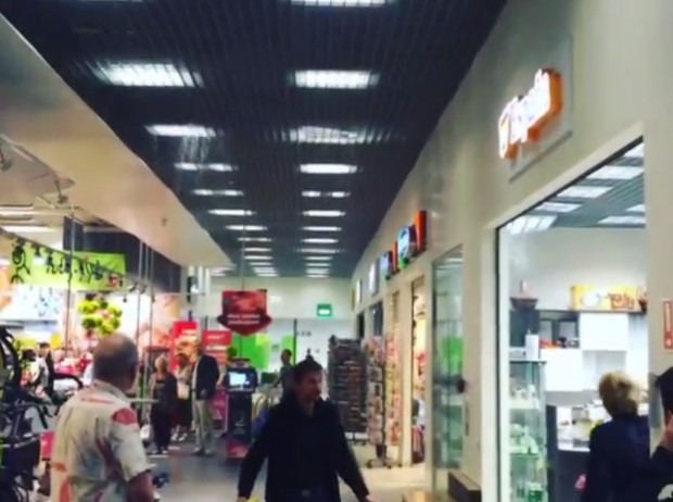 ACULIECINIEKS: Valdemāra ielas "Rimi" no griestiem gāžas ūdens ...