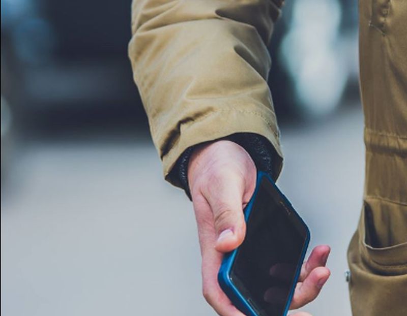 Ļaundaris ar nazi uzbrūk jaunietim trolejbusā - nra.lv