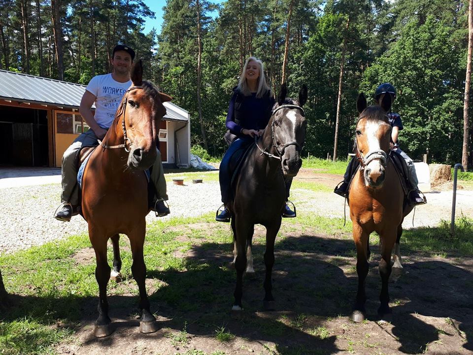 FOTO: Aktieris Gints Grāvelis atrāda, kā atpūšas ar mīļoto - nra.lv
