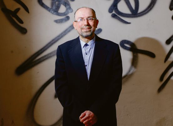 Virtuozais pianists Gints Žilinskis rīkos "boogie woogie" šovu - nra.lv