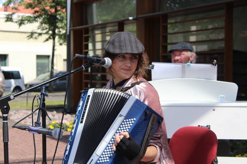 Ūdrīša sieva Ilona Balode atsākusi koncertēt - nra.lv