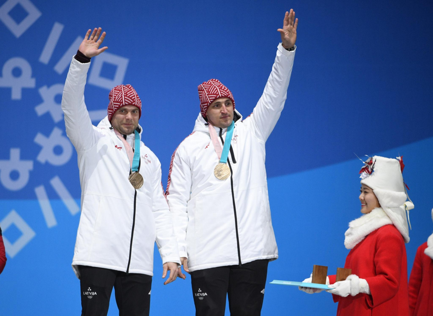 "Latvijas pasts" izdod pastmarku bloku, kas veltīts bobslejistiem ...