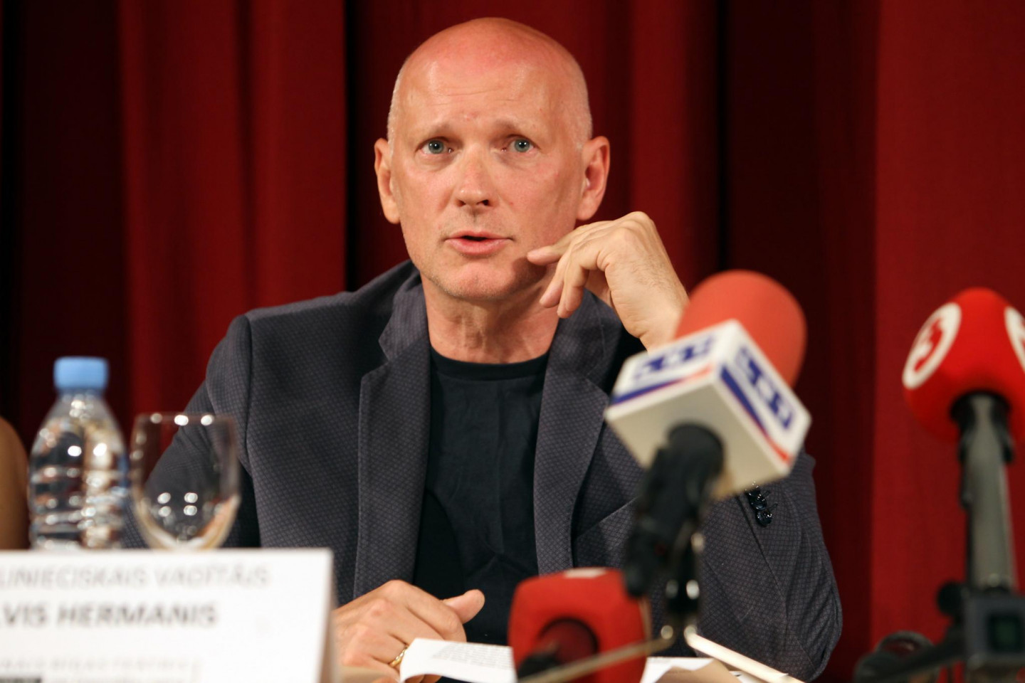 Alvis Hermanis iestudējis izrādi par "čekas maisiem" - nra.lv