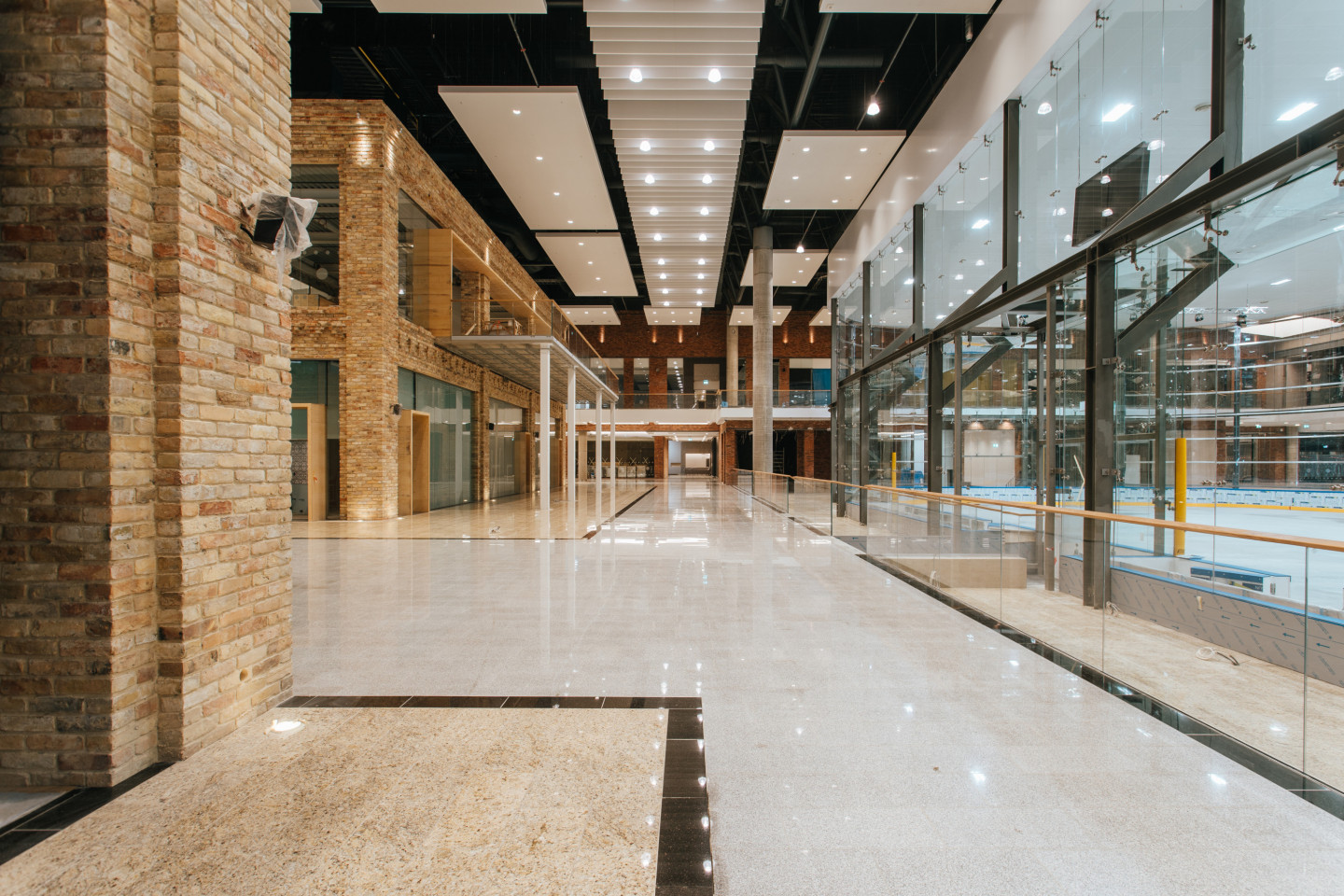 Ekspluatācijā pieņemts tirdzniecības centrs "Akropole"; izmaksas 180 ...