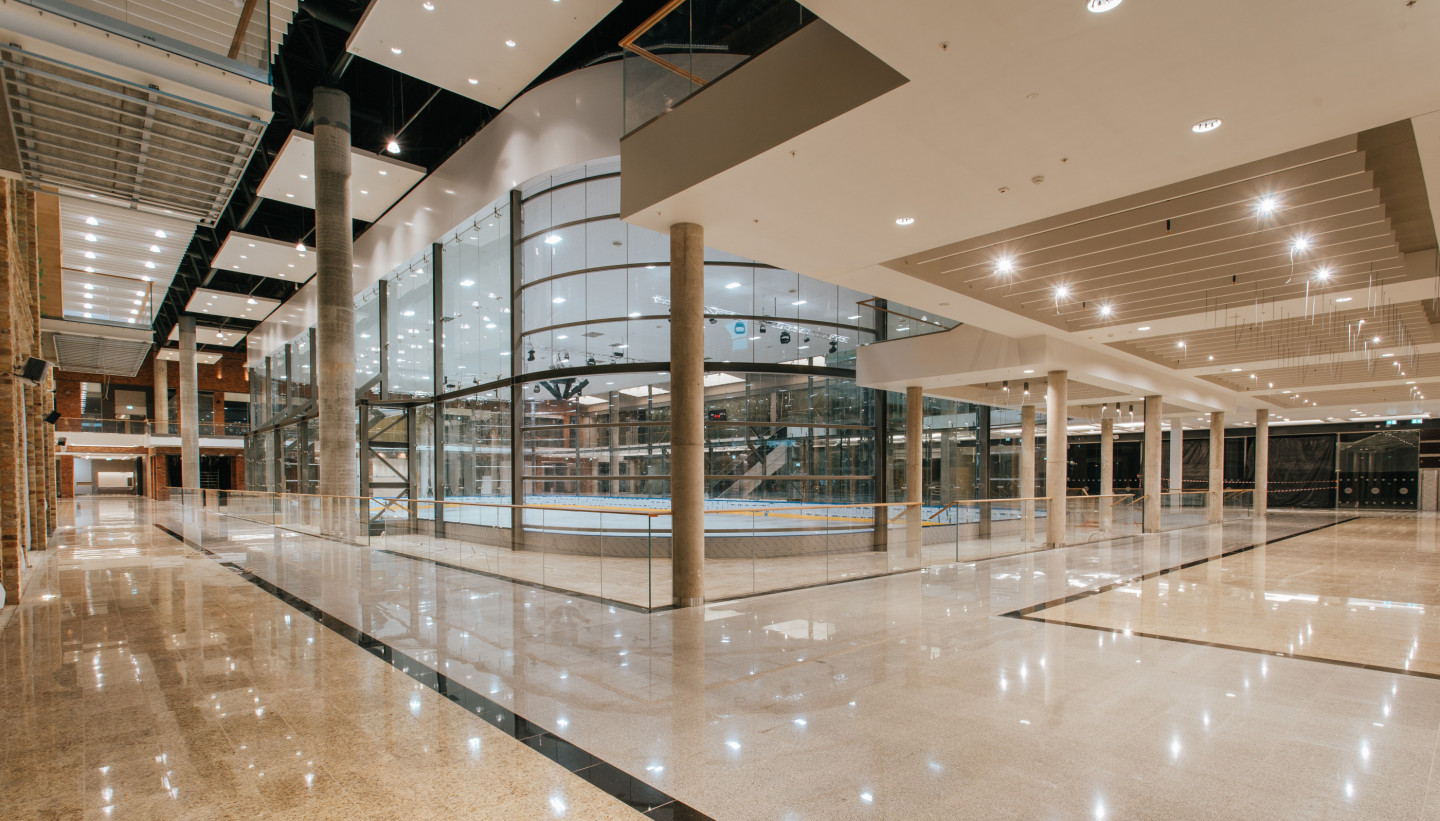 Ekspluatācijā pieņemts tirdzniecības centrs "Akropole"; izmaksas 180 ...