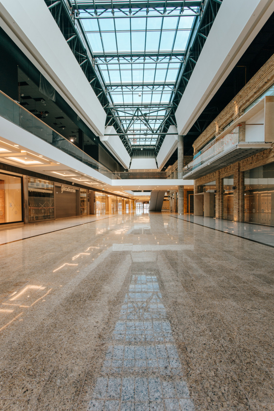 Ekspluatācijā pieņemts tirdzniecības centrs "Akropole"; izmaksas 180 ...