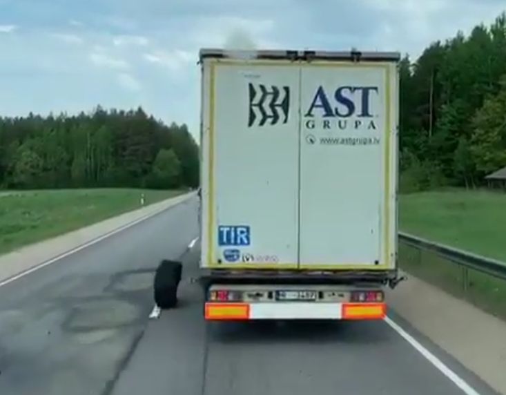 VIDEO: Kravas auto brauc ar plīsušu riepu, kamēr tā "nolec" nost - nra.lv