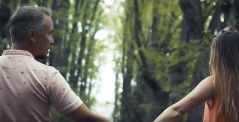 NOKLAUSIES! Ilona Balode-Ūdre un domubiedri izdod dziesmu "Kukurūzas ...