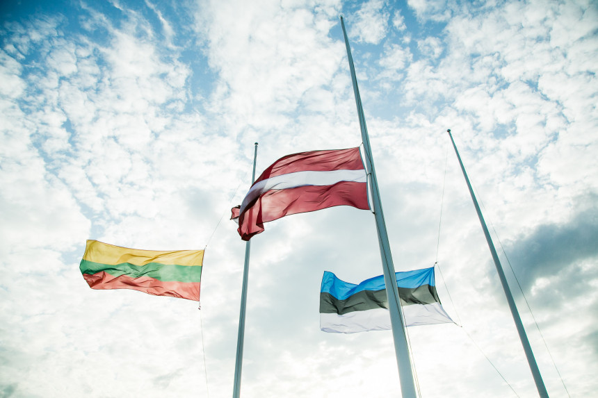 Atzīmējot Baltijas ceļa gadadienu, Rīgas pils tornī plīvo trīs Baltijas ...