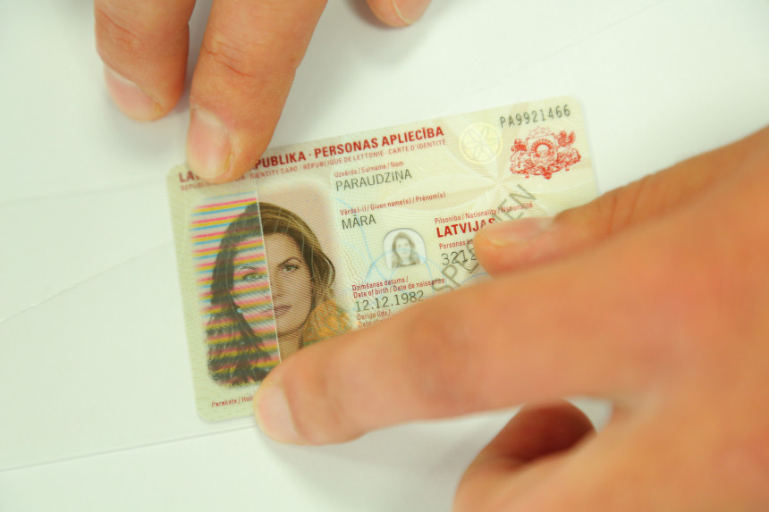Aplūko! Kā izskatās jaunā dizaina eID karte - Foto - nra.lv