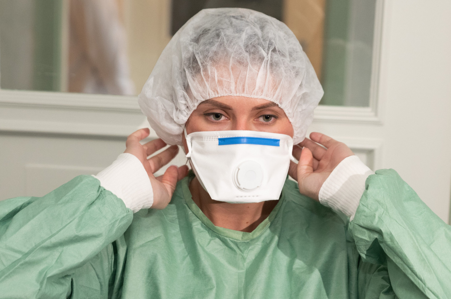 Pacientus ar aizdomām par jauno koronavīrusu nogādā Infektoloģijas centrā - nra.lv