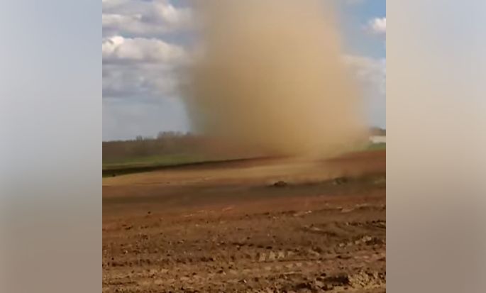 Engures novadā iemūžināta pamatīga "velna slota" - nra.lv