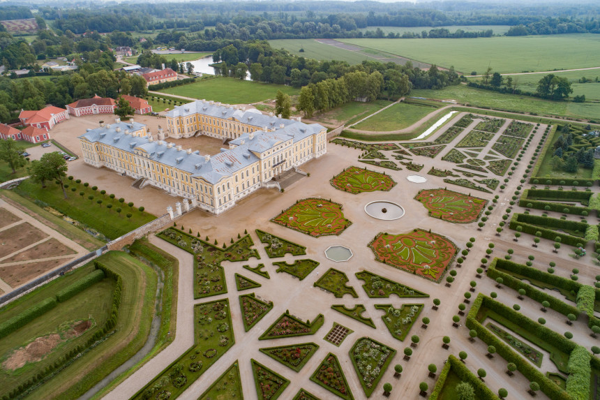 Rundāles pils dārzus izgaismos barokālie svečturi - nra.lv