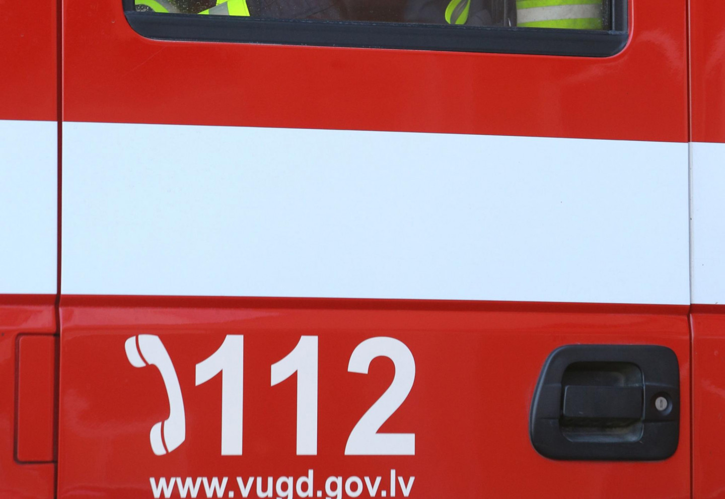 Pārdaugavā ēkas sienā iebraukusi VUGD autocisterna; cietuši 3 cilvēki ...