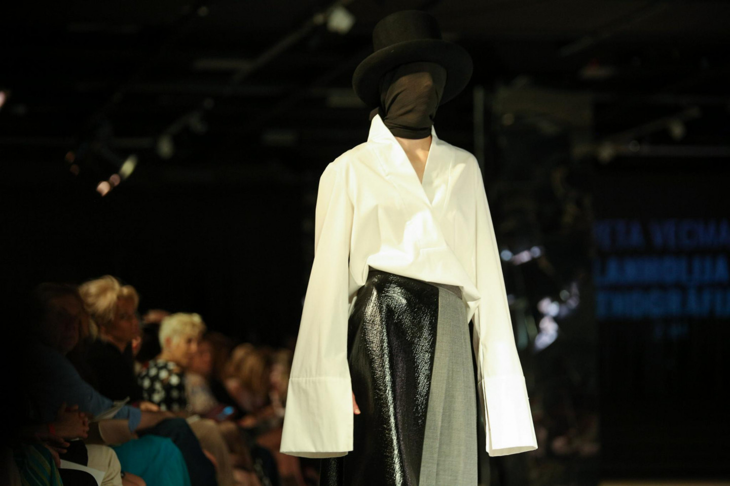 Mākslas akadēmijas studentu modes skates tiešraidē prezentēs 20 jauno ...