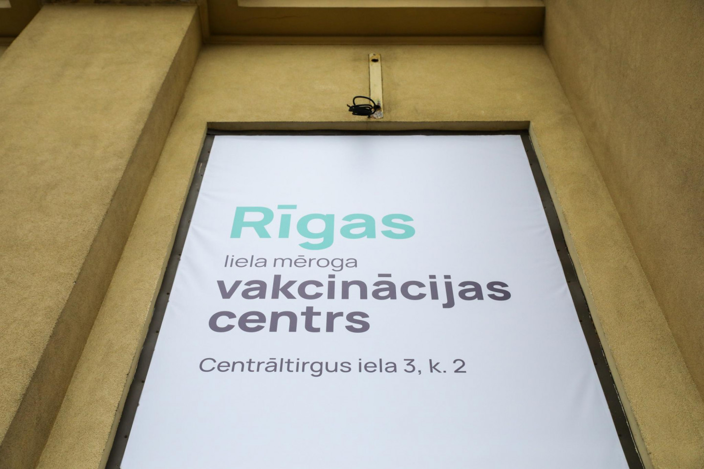 Pie masu vakcinācijas centriem Rīgā veidojas garas rindas [papildināts ...