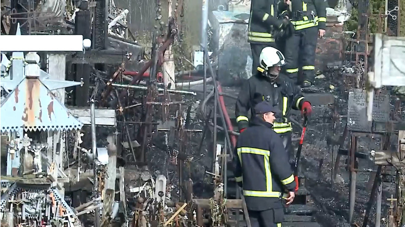 Lietuvā dedzis Krusta kalns - nra.lv