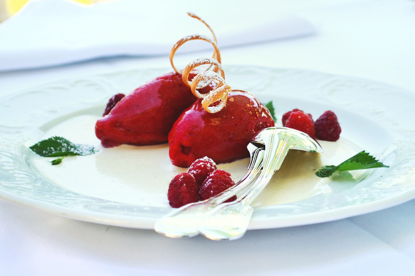 RECEPTE. Atsvaidzinošs mājas saldējums - aveņu sorbets - nra.lv