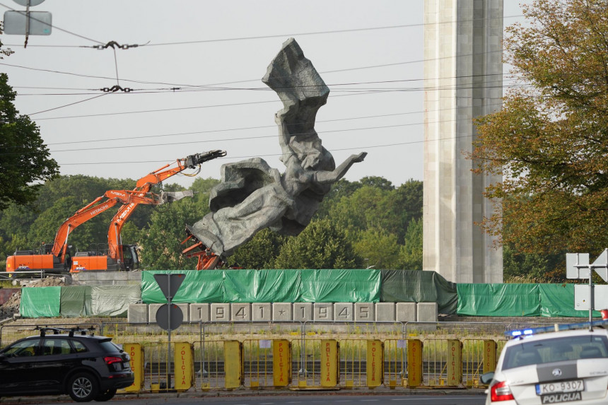 FOTO, VIDEO. Pārdaugavā turpinās pieminekļa demontāža; nogāzta vēl ...