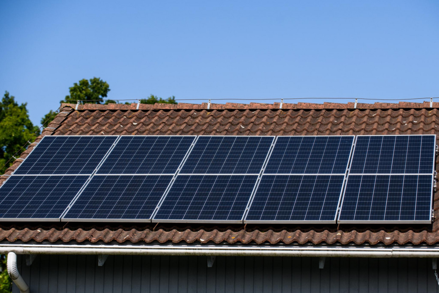 Uz "Rīgas dzemdību nama" jumta uzstādīs saules paneļus - nra.lv