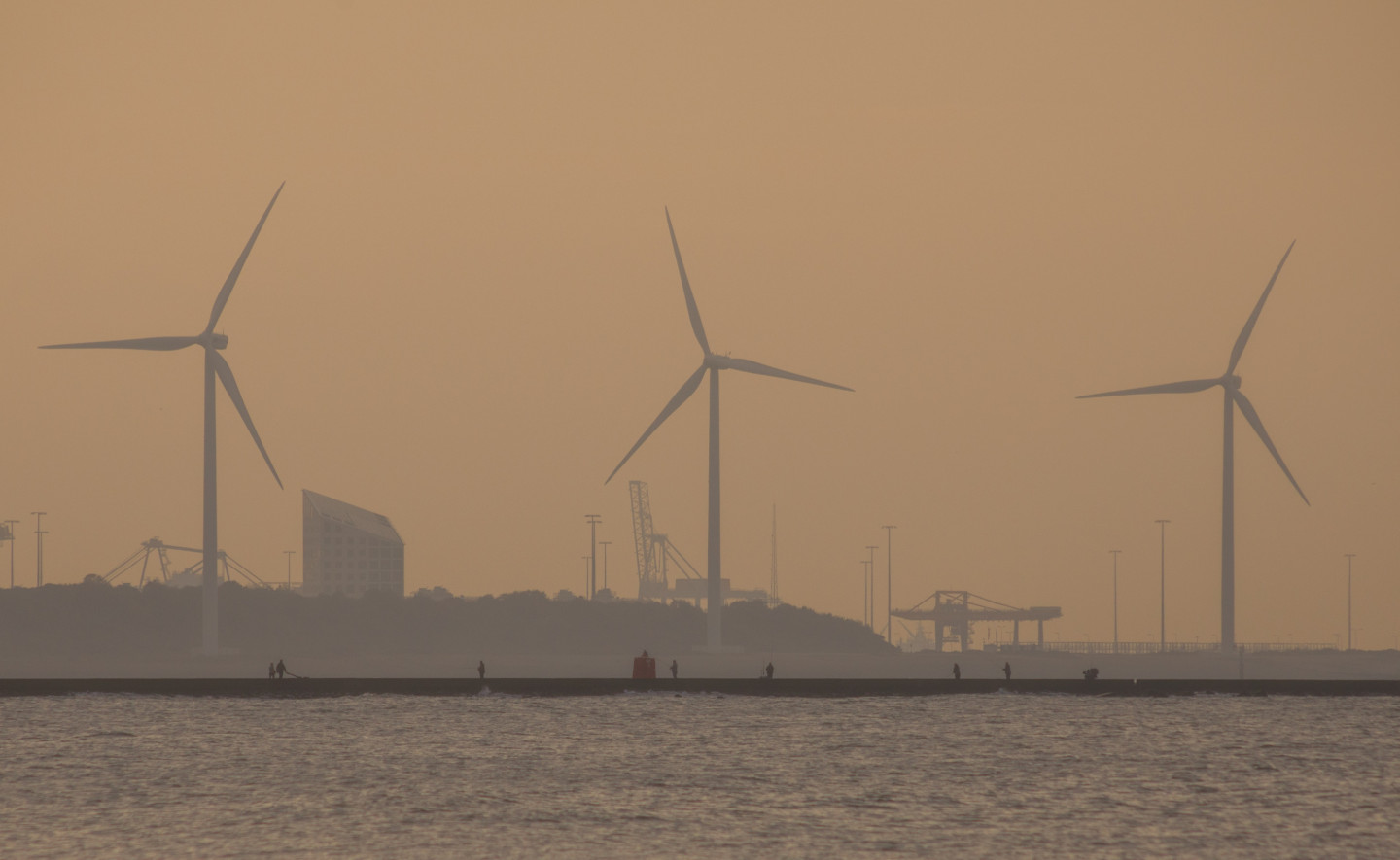 Latvijas un Igaunijas atkrastes vēja parka "Elwind" izvietojums ir ...