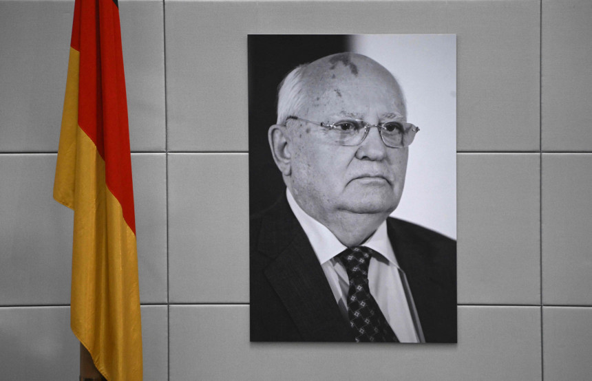 VAKARA ZIŅAS. Mihails Gorbačovs izbeidza Auksto karu, sagrāva PSRS ... VAKARA ZIŅAS. Mihails Gorbačovs izbeidza Auksto karu, sagrāva PSRS ...