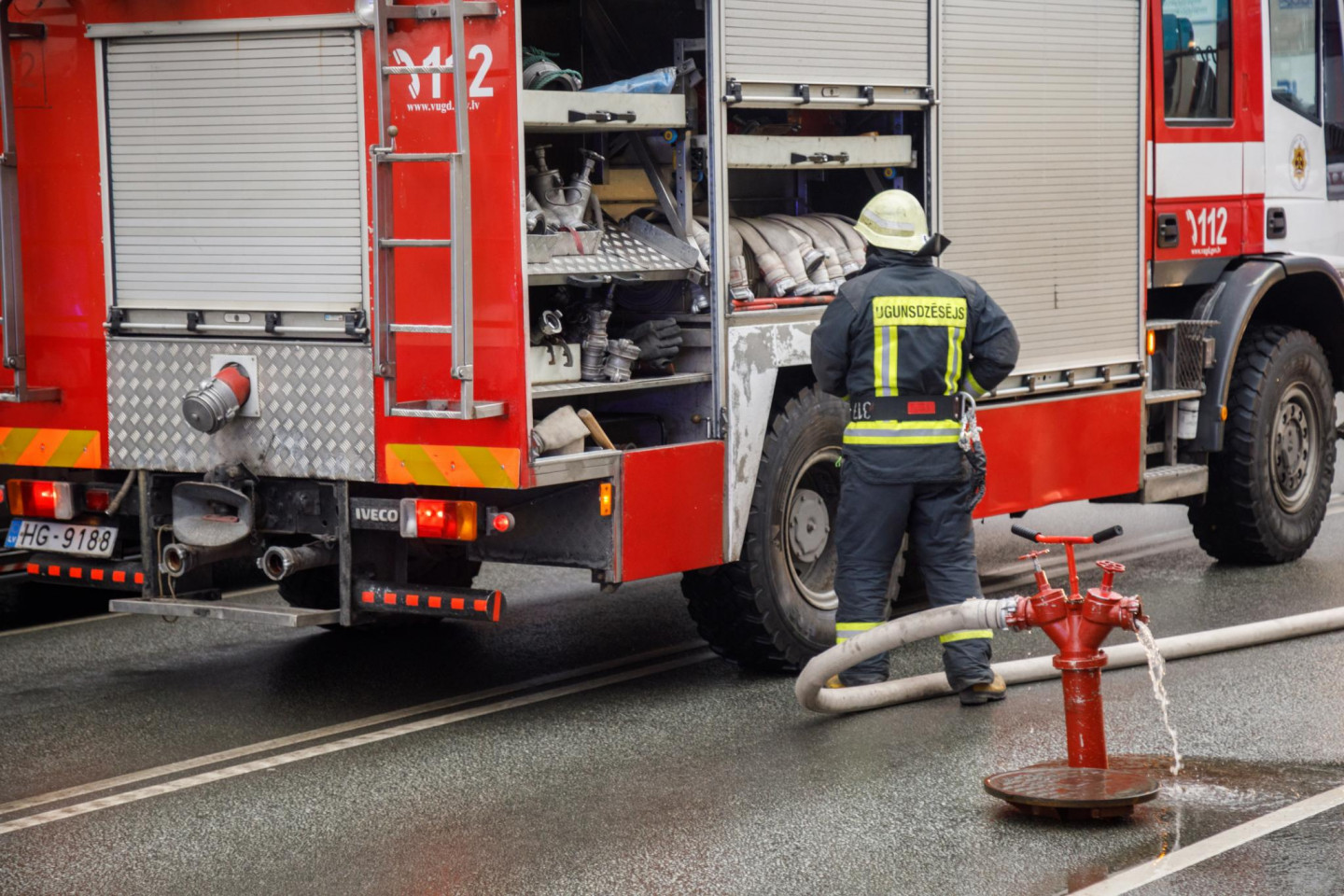 VUGD no sadegšanas ugunsgrēkā izglābj suni - nra.lv