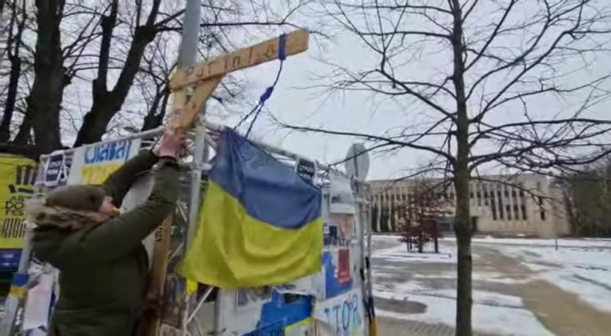 Pie Krievijas vēstniecības Rīgā novietotas karātavas, Londonā iela ...