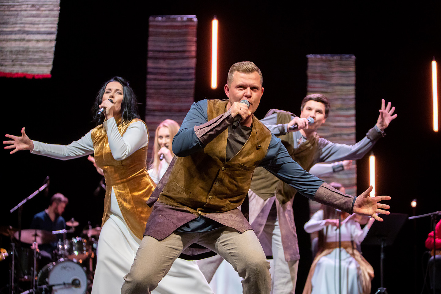 Pie skatītājiem atgriežas tautasdziesmu programma ar Ērgli, Skuteli un ...