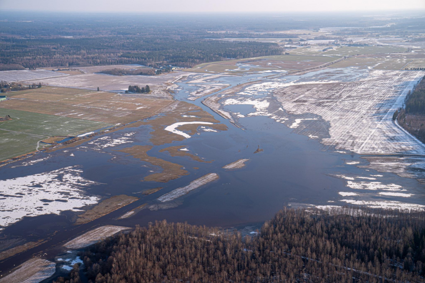 Pali Latvijas austrumdaļas upēs turpinās; spēkā ir dzeltenās pakāpes ...