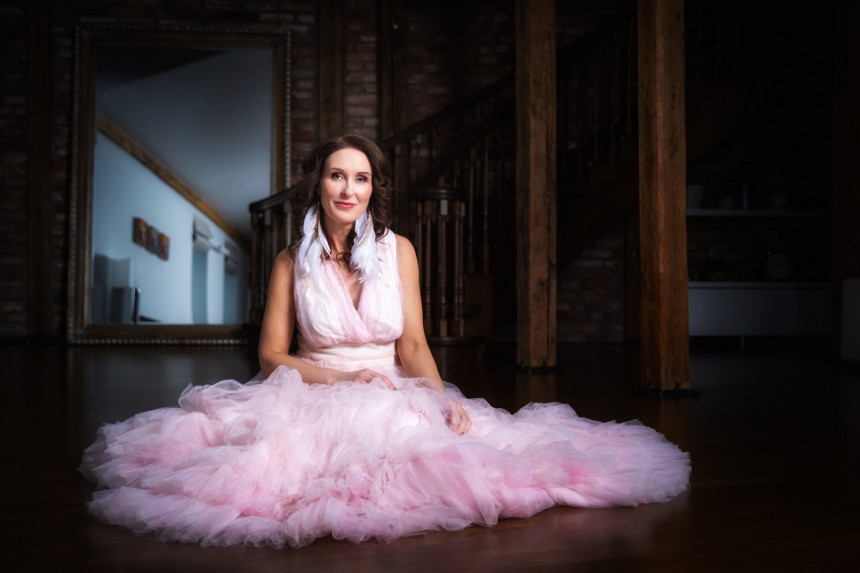 Ineta Rudzīte piedāvā jaunu dziesmu kantrī stilā - nra.lv