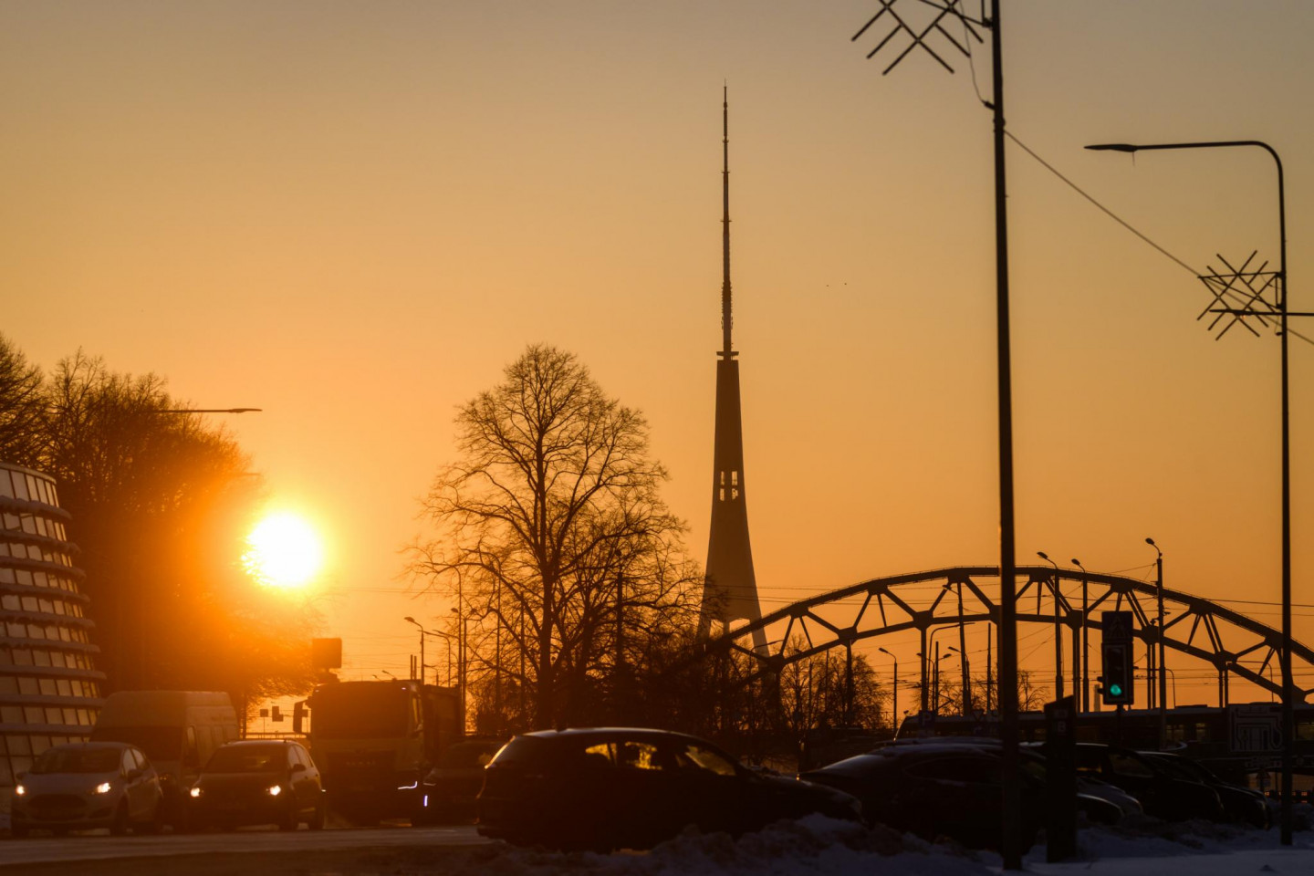 Ļaudis apsriež TV raidījumu "Kas notiek Latvijā"; "Pasēž, papļāpā, visu ...