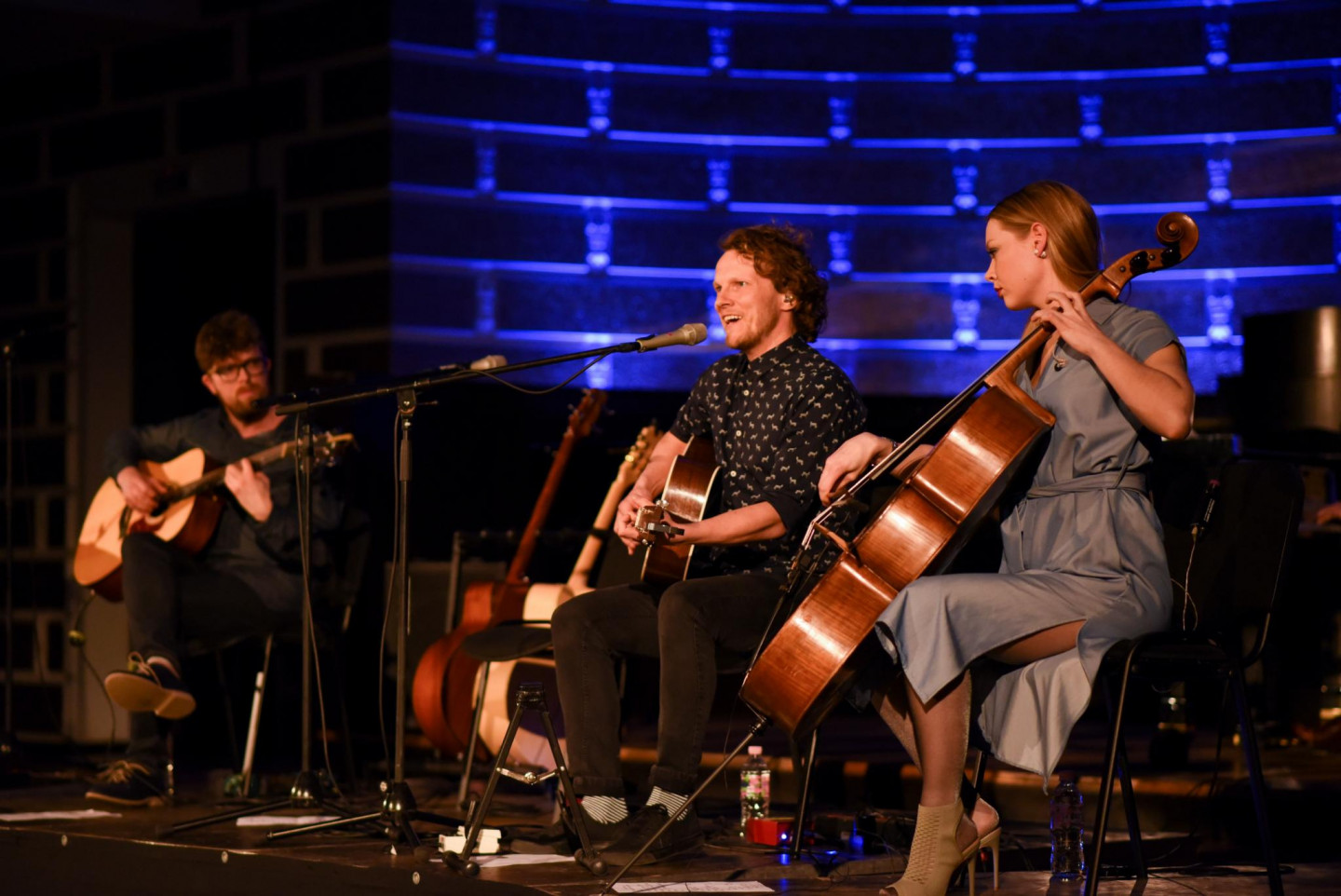 Kurš no grupas "The Sound Poets" mūziķiem dzied dušā - nra.lv