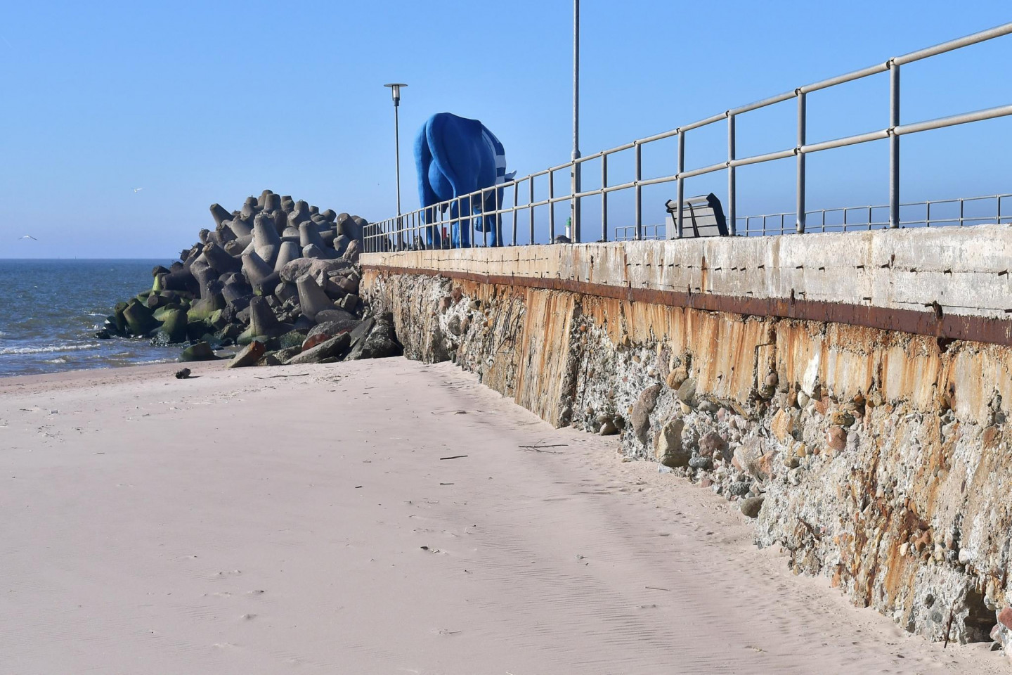 Ventspils pludmalē sijā un attīra smiltis - nra.lv