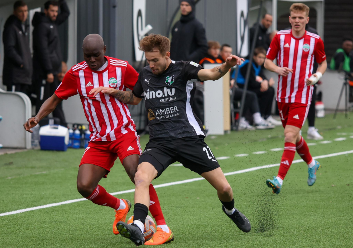 Futbola pasaulē strīds par rasistiskiem žestiem spēles laikā - nra.lv