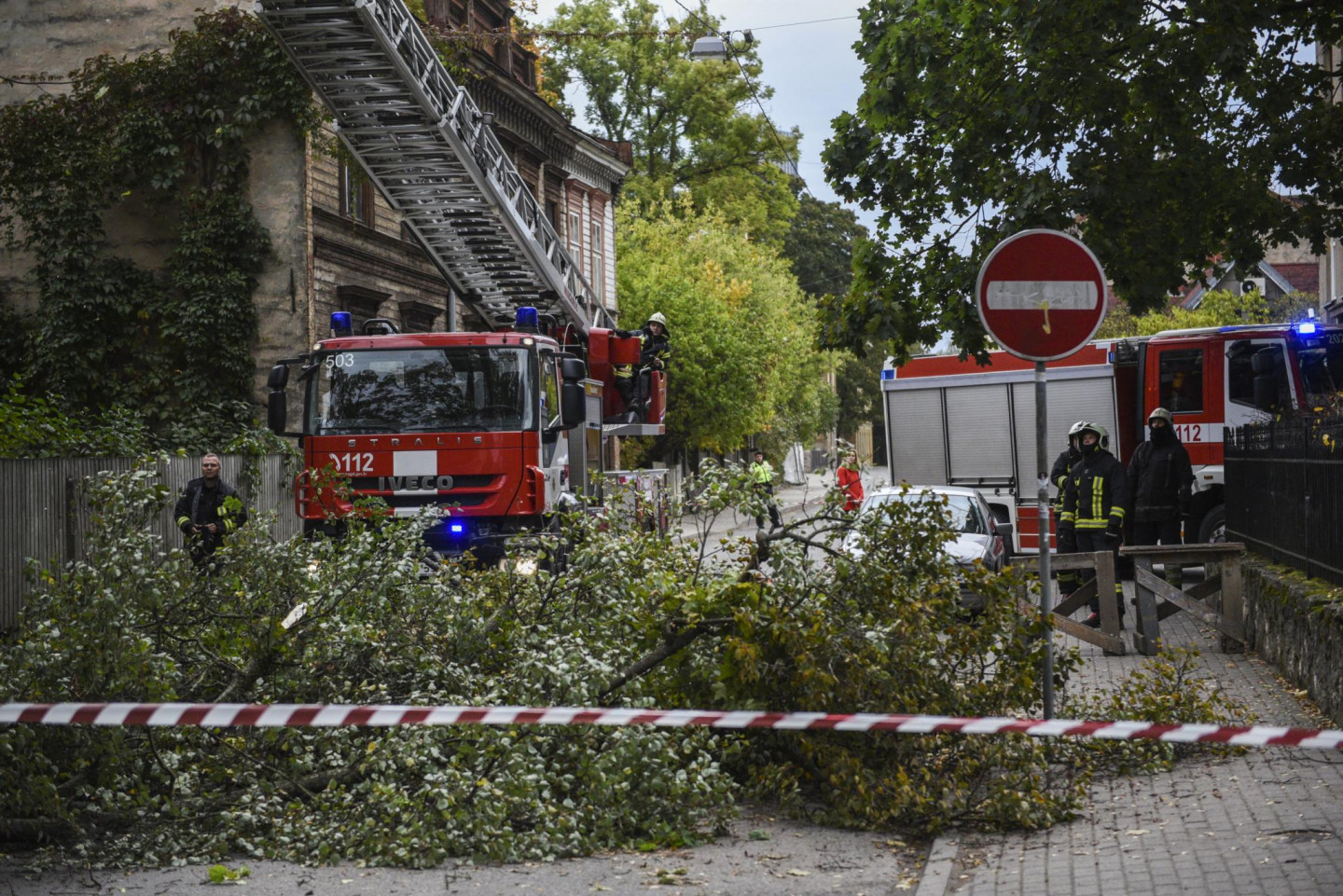 VUGD glābēji devušies uz vairākiem desmitiem izsaukumu ar vēja ...
