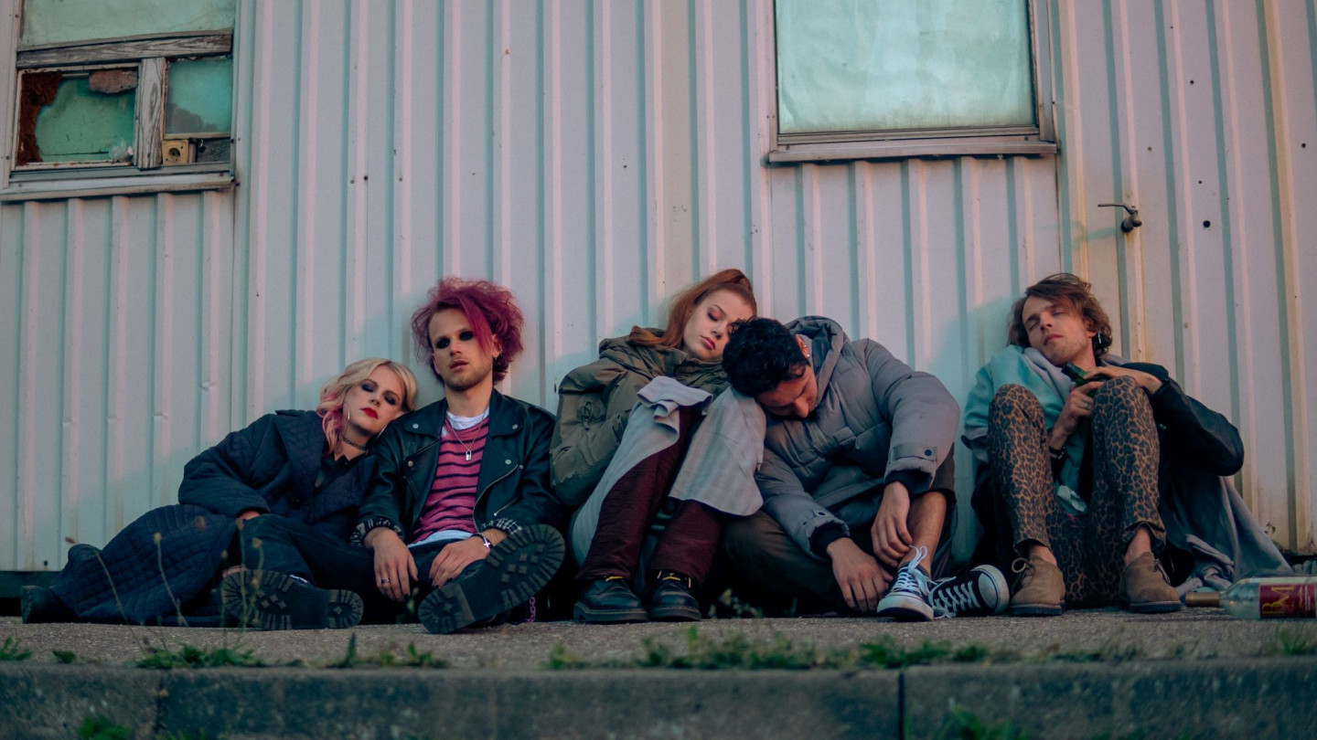 Reperis Reiks nofilmējies melnajā komēdijā par rokgrupas piedzīvojumiem ...