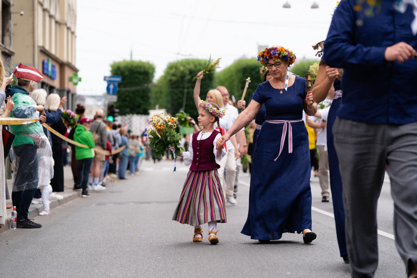 Smaidi, dziesmas un dejas - sācies krāšņais dziesmu svētku gājiens ...