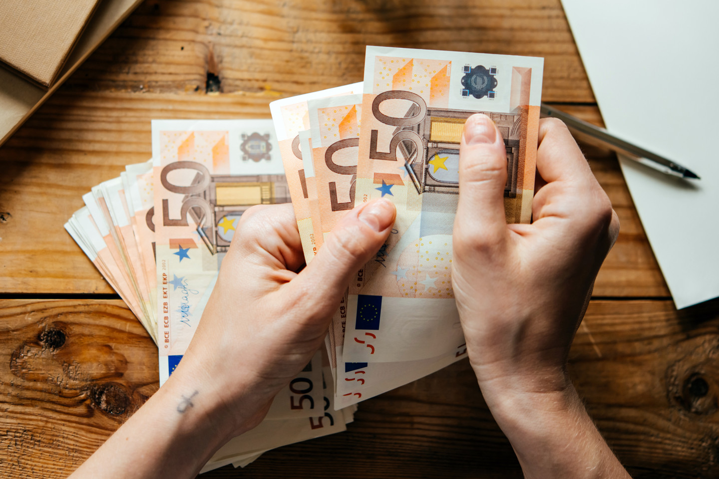 Polija spītīgi nesteidzas ierobežot skaidras naudas apriti - nra.lv