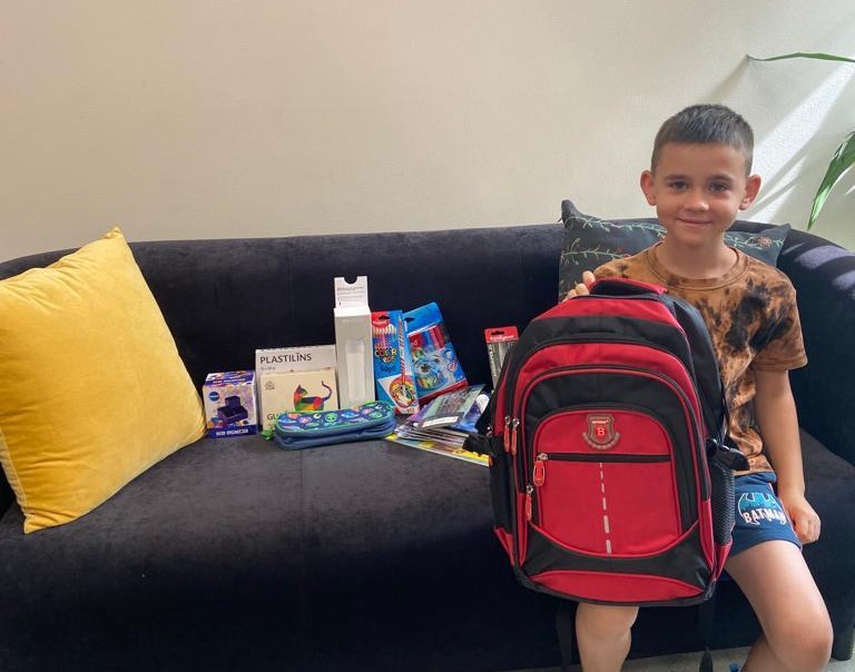 Akcijā saziedotas skolas preces 128 bērnu mācību gada sākumam - nra.lv