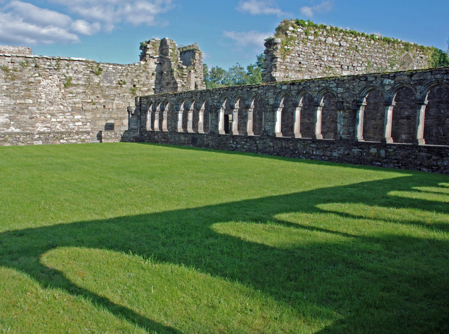 Vai Īrijas viduslaiku pilsētā ir apbedīts Ziemassvētku vecītis? - nra.lv