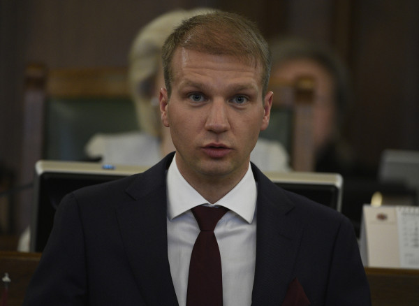 Melnis starp pirmajiem uzdevumiem amatā izvirzījis elektroenerģijas ...