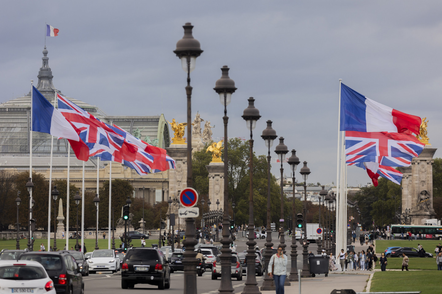 Britu karalis beidzot ierodas valsts vizītē Francijā - nra.lv