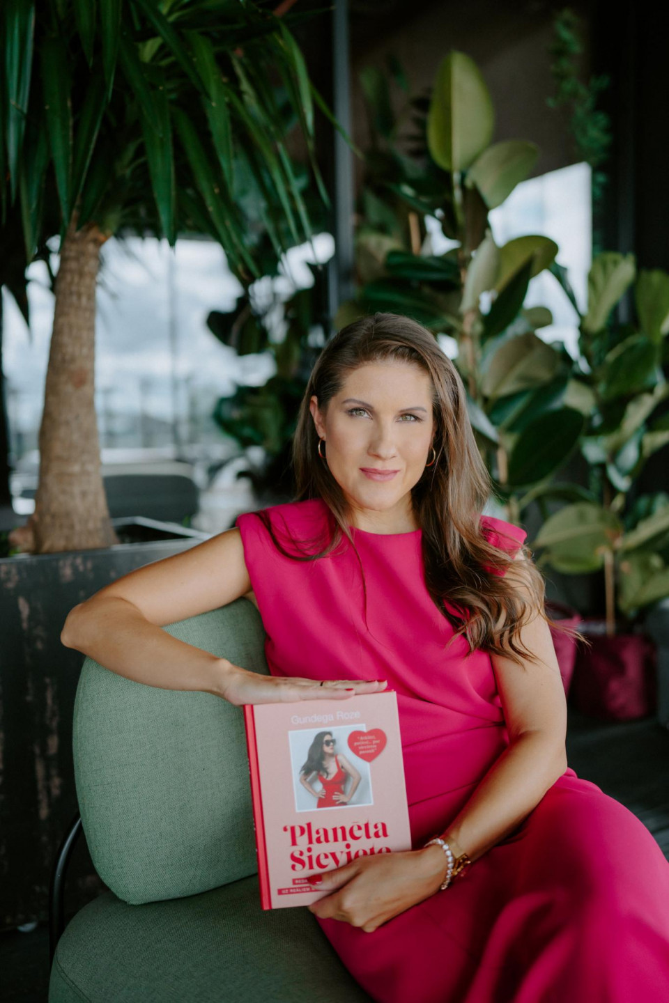 Gundega Roze nāk klajā ar savu jaunāko grāmatu "Planēta Sieviete" - nra.lv