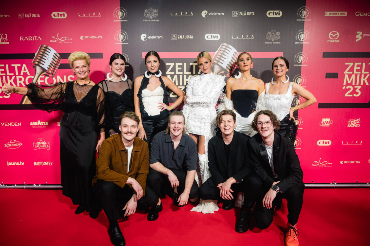 "Zelta mikrofonu" ceremoniju atkal vadīs Sanda Dejus ar Spuri - nra.lv