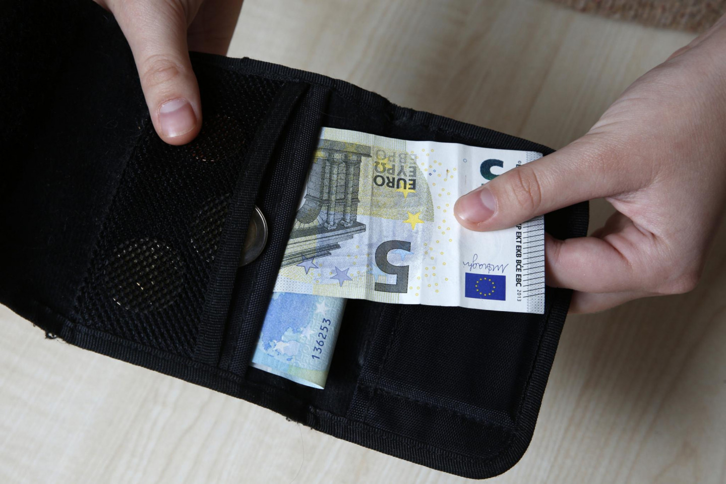 LM: No nākamā gada 1.janvāra minimālā mēneša darba alga būs ne mazāka ...