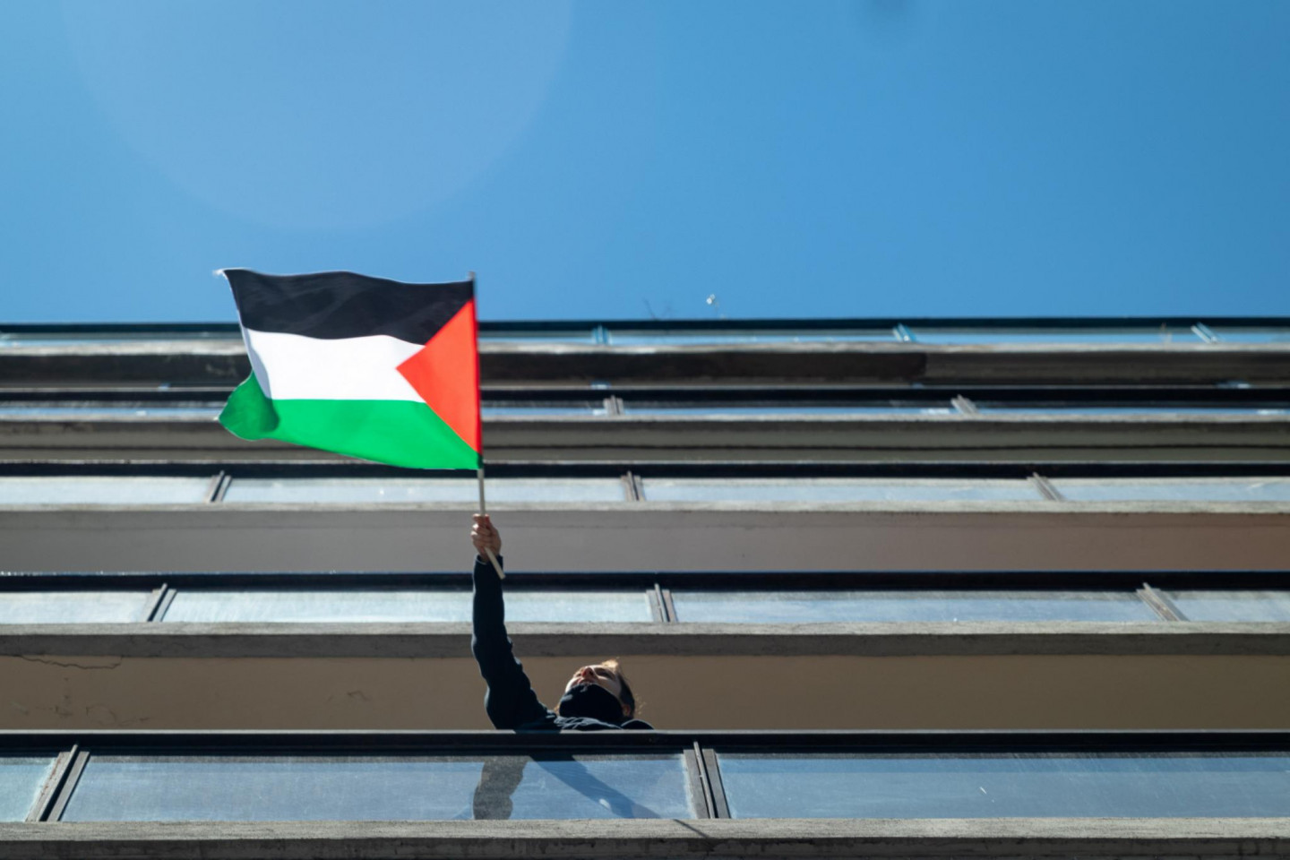 Vācijā uz nacistu upuru piemiņas akmens uzkrāsots Palestīnas karogs ...